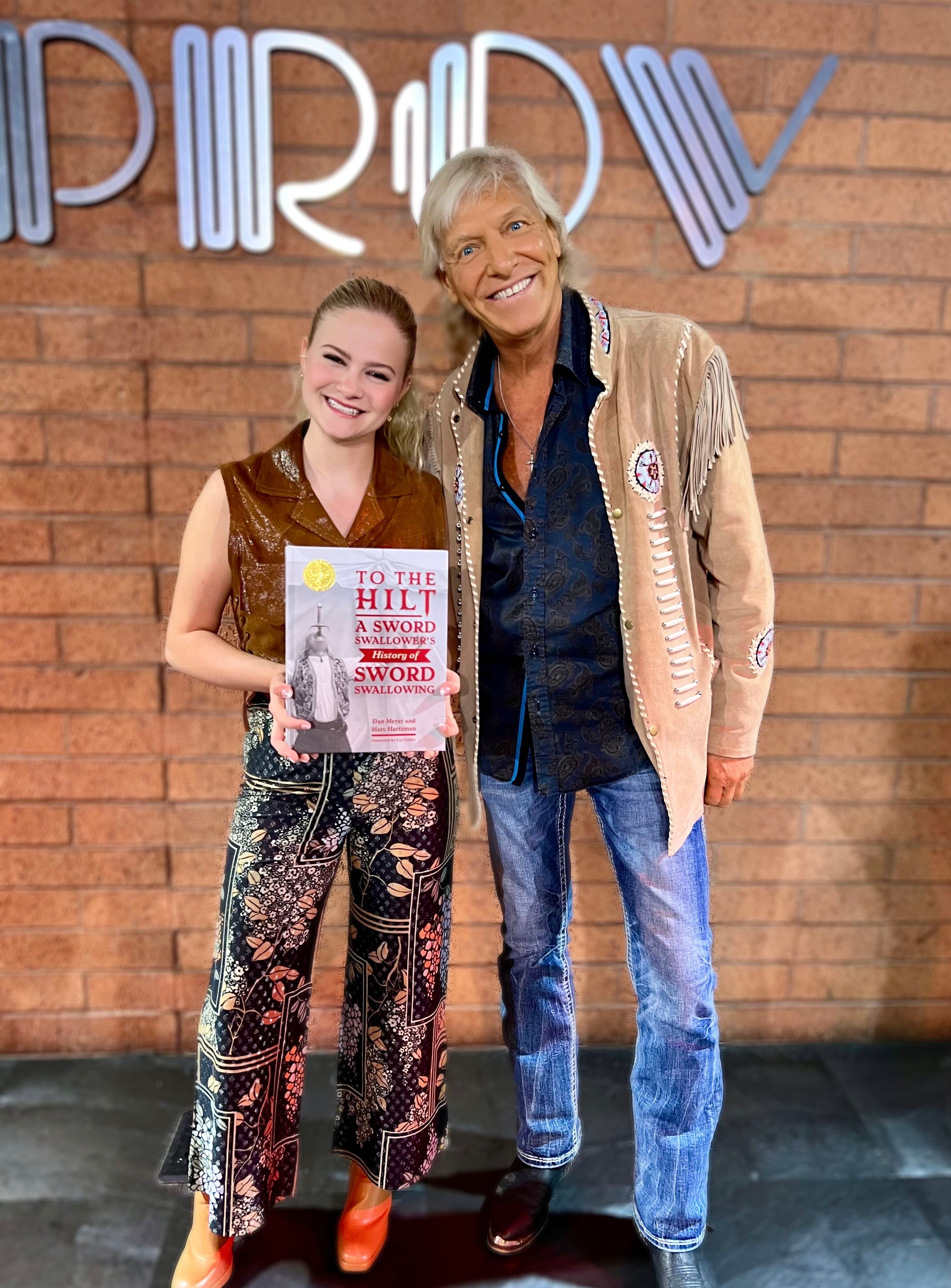 To The Hilt: A Sword Swallower's History of Sword Swallowing (Schiffer ...